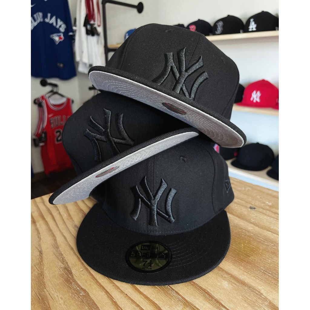 New York Yankees MLB Basics Black on Black Fitted Hat Pure Black Fully ...