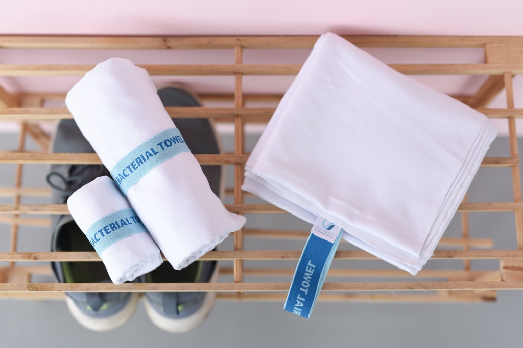 ULTIFRESH Anti Bacterial Quick Dry Bath Towel Foldable Super Compact ...
