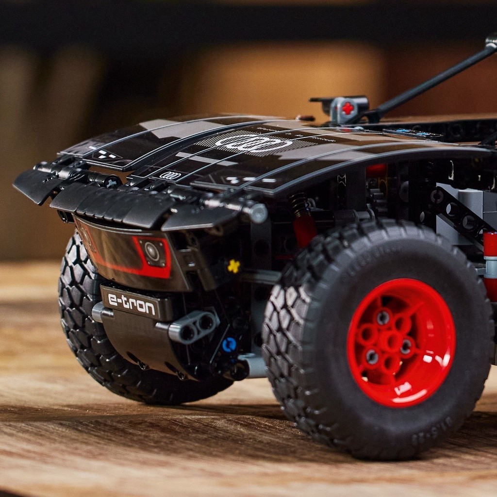 LEGO Technic 42160 Audi RS Q e-tron Building Toy Set (914 Pieces ...