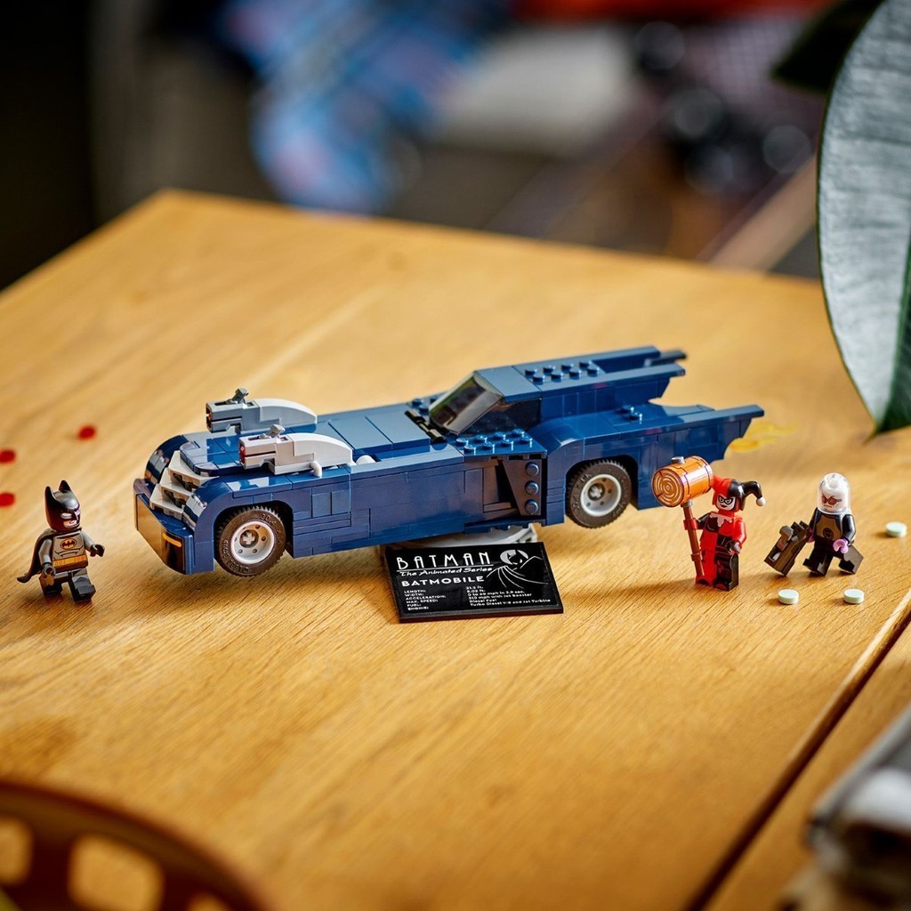 LEGO 76274 DC Super Heroes Batman with the Batmobile vs. Harley Quinn ...