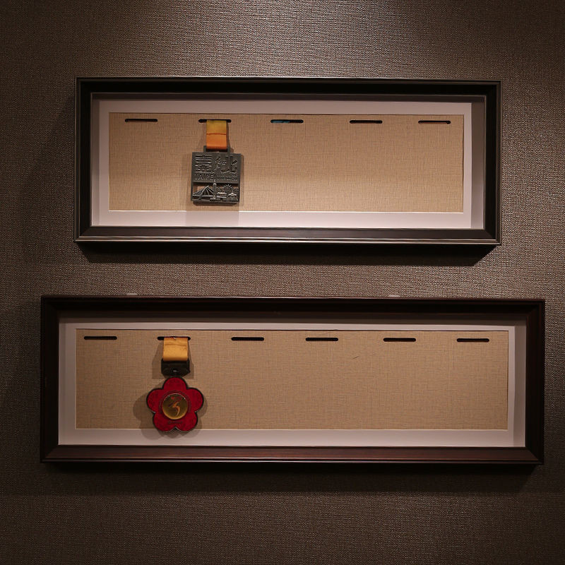 Marathon Medal Medal Storage Solid Wood Frame Table Display Badge ...