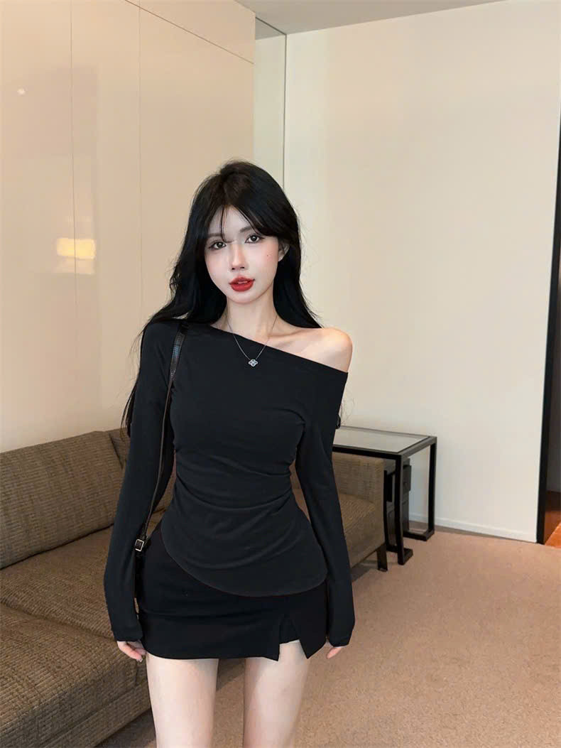 Off-the-shoulder, off-the-shoulder, long-sleeved, body-hugging blouse ...