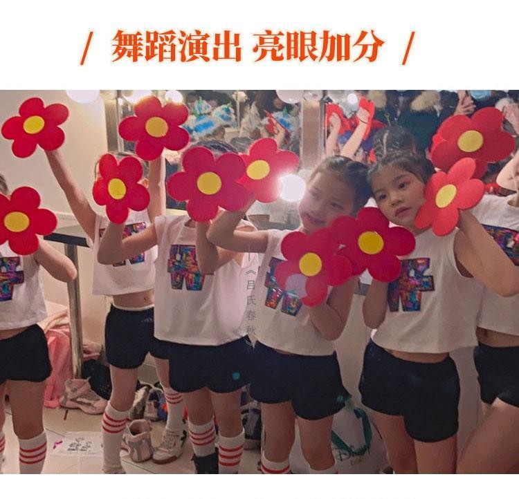 Tarian Persembahan Bunga Memegang Persembahan Alat Peraga Koir Pemandu ...