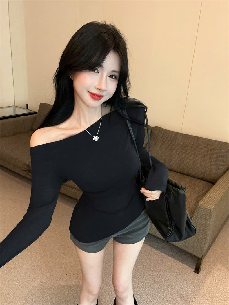Off-the-shoulder, off-the-shoulder, long-sleeved, body-hugging blouse ...
