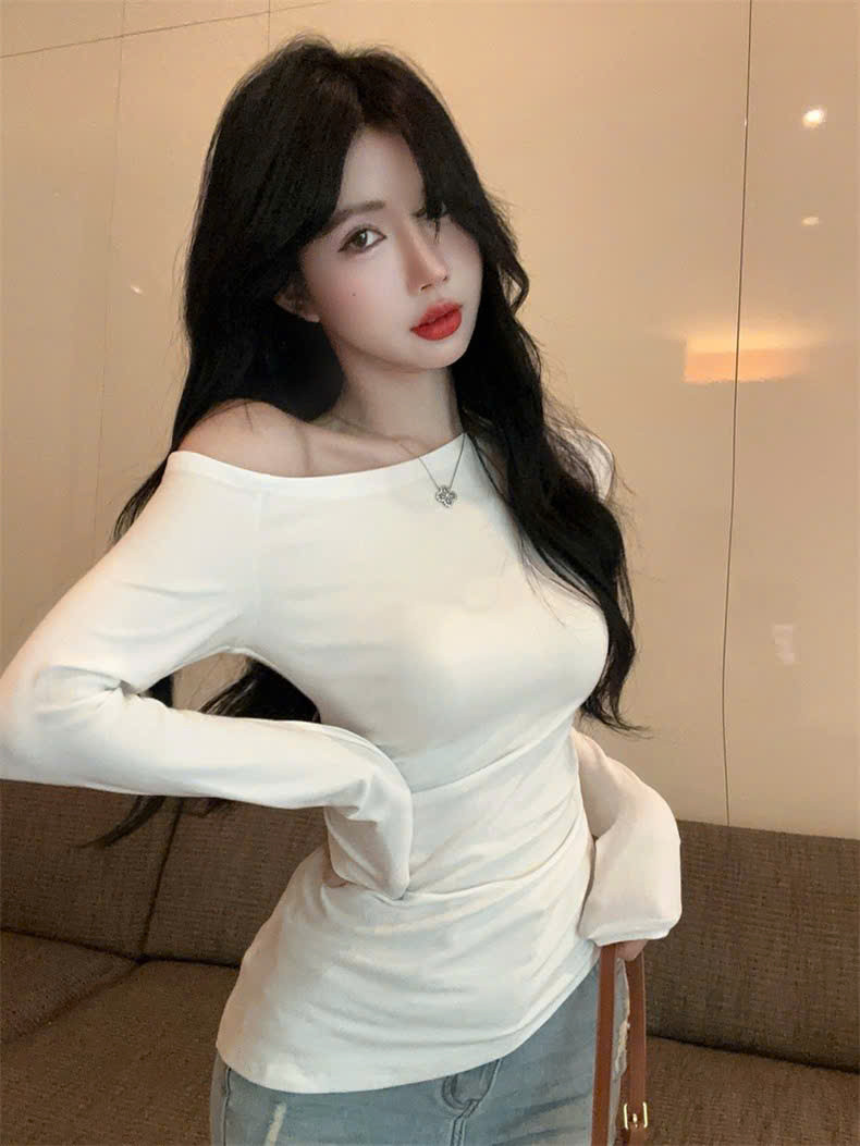 Off-the-shoulder, off-the-shoulder, long-sleeved, body-hugging blouse ...
