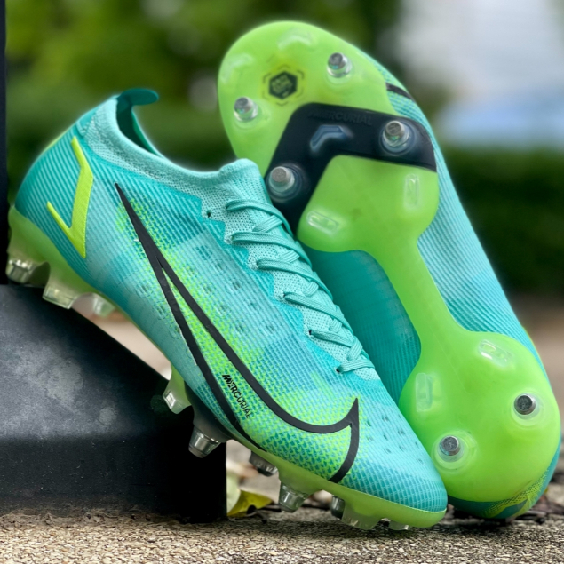 Nike MV 14 Football Cleats Steel Buttons Can Not Be Replaced. Taken ...