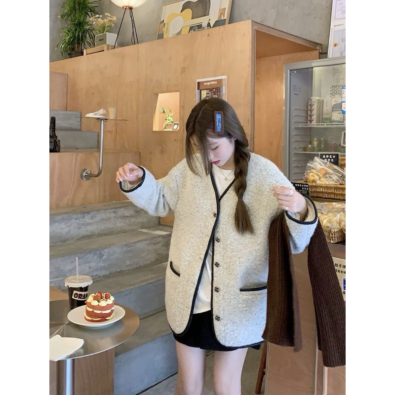 (C290) Marble Coat Creamy Fur Fabric. Cut The Edges With Black Color ...