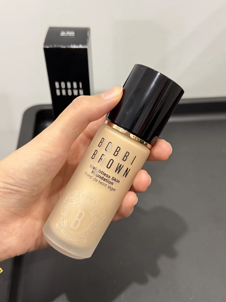 BOBBI BROWN Bobi Weightless Skin Foundation SPF15++ New Formula Light ...