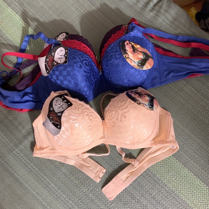 Lace bra with smooth edges, nearly 1cm thick, B cup, hugs the bust ...