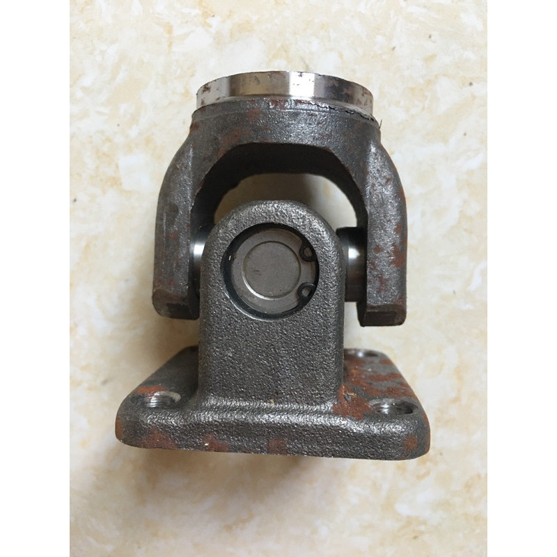 The propeller joint is attached to the bridge, the end cuts under the ...