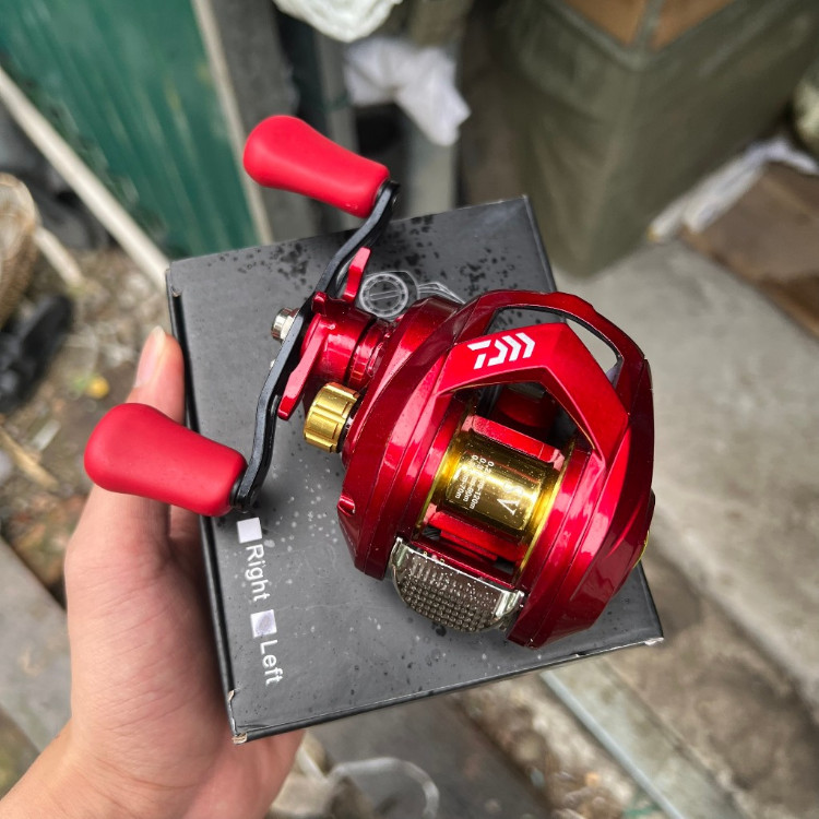 Red Daiwa horizontal fishing reel with Drag Click sound to load 10kg ...