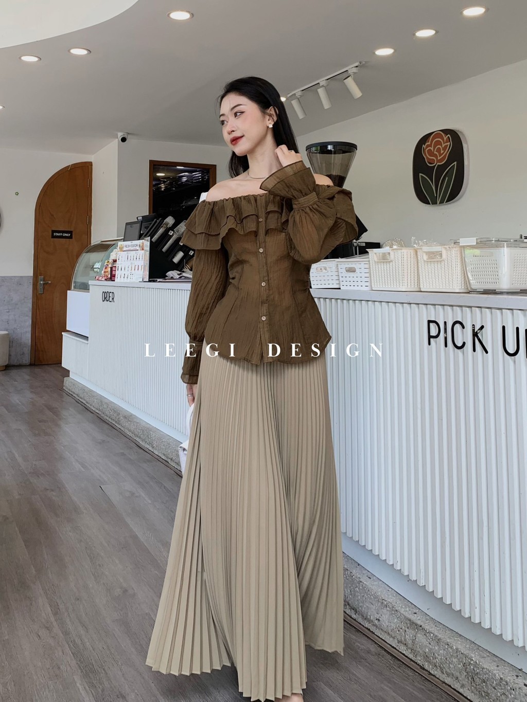 Leegi Design off-the-shoulder ruffle shirt, gentle and elegant style ...