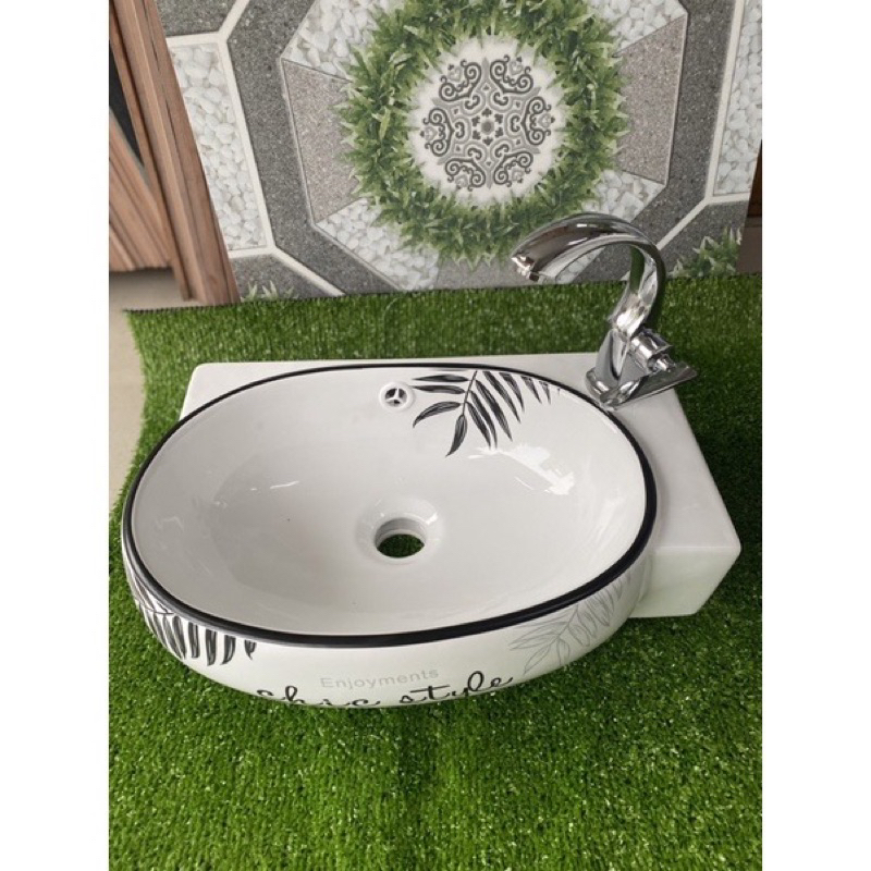 Full set of leaf-shaped lavabo with swan faucet and polished brass ...