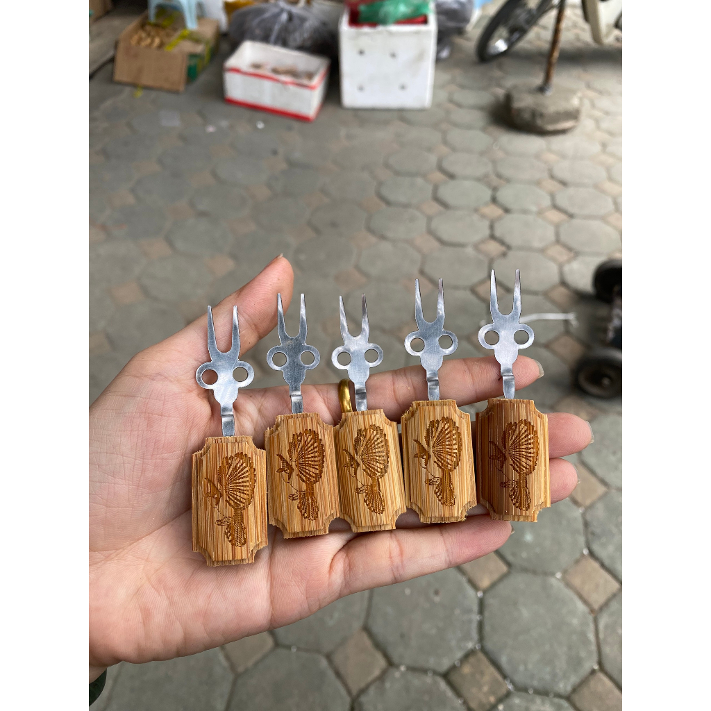 Fruit skewers for birds laser-engraved crested banana skewers for ...