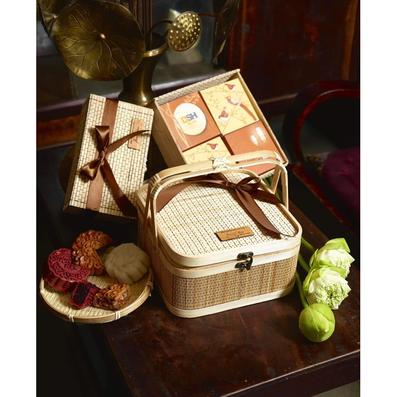 Premium, luxurious ancient Mid-Autumn Festival box from Vietnamese ...