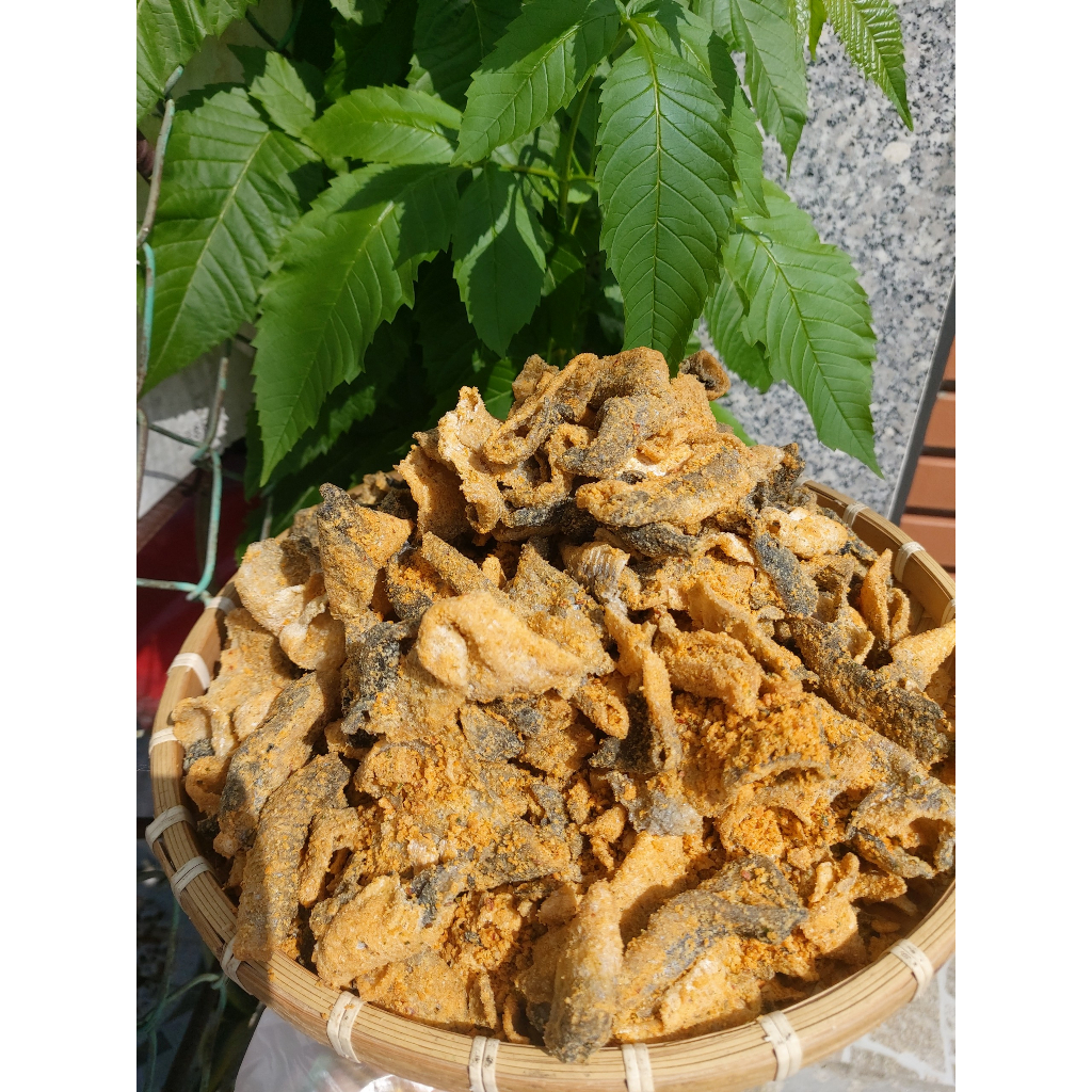 Crispy dried fish skin with rich and delicious salted egg flavor ...