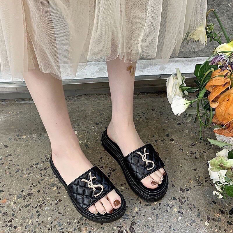Women's slippers with bread sole and bare straps, only 2 feet high ...