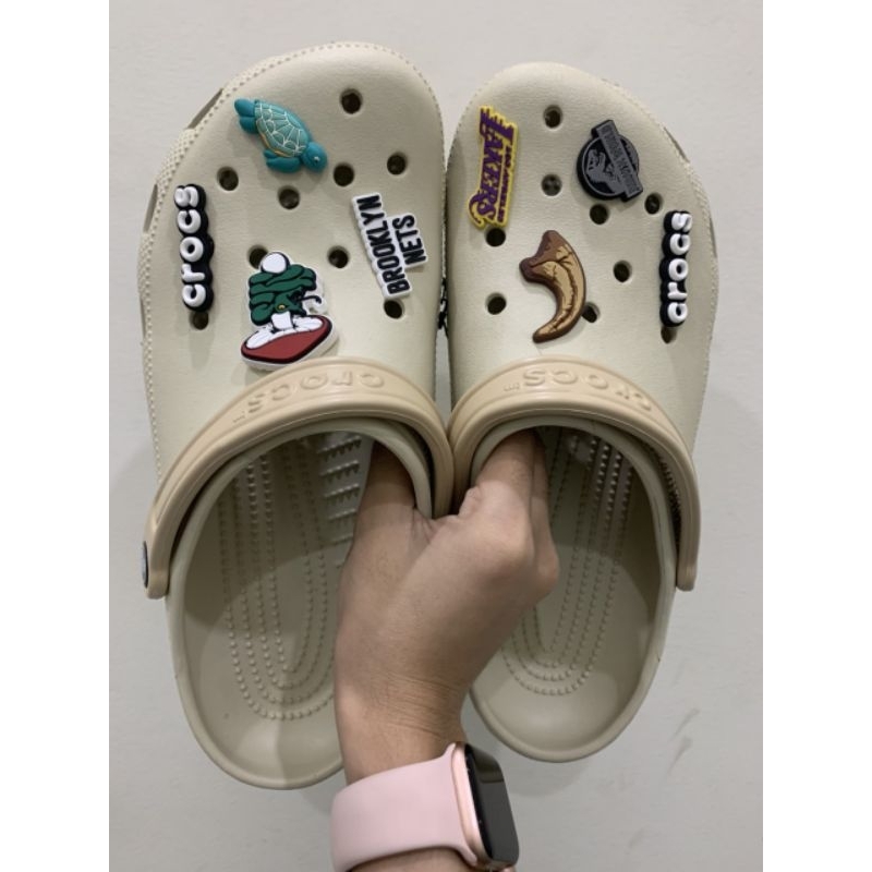 Genuine cream-colored crocs slippers have been resolved and come with a ...