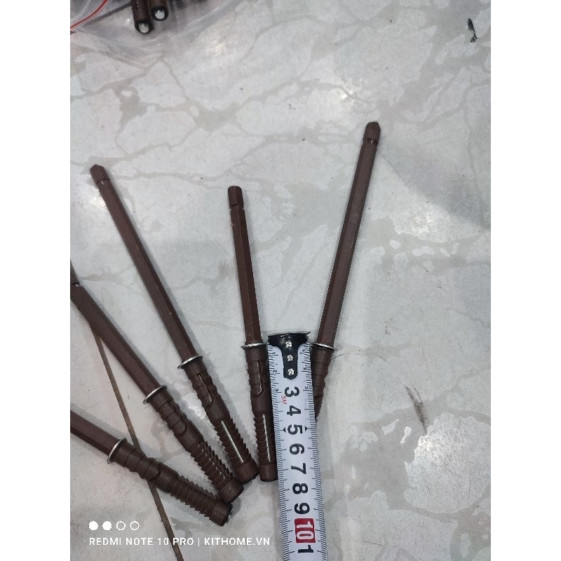Blooming and closing wooden batches | Concrete latches support batch ...