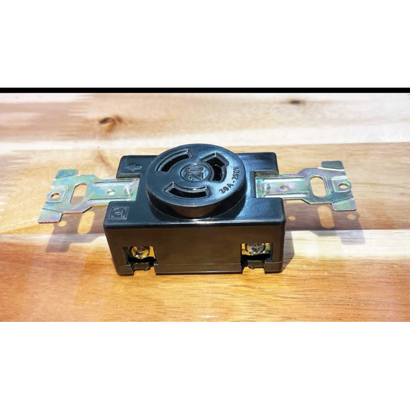 [ 1 Box of 10 ] Locking power outlet 1 phase 3 pin lock 20A - TIEN ...