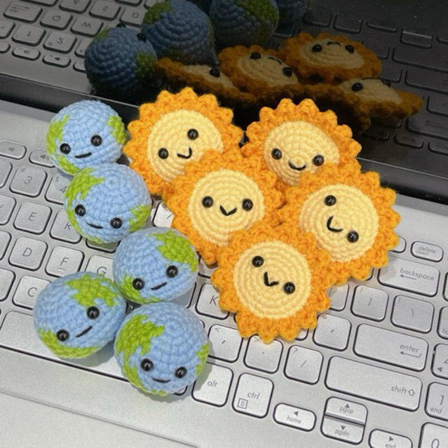 Earth hugging the sun keychain made of wool (real photo) | Shopee Malaysia