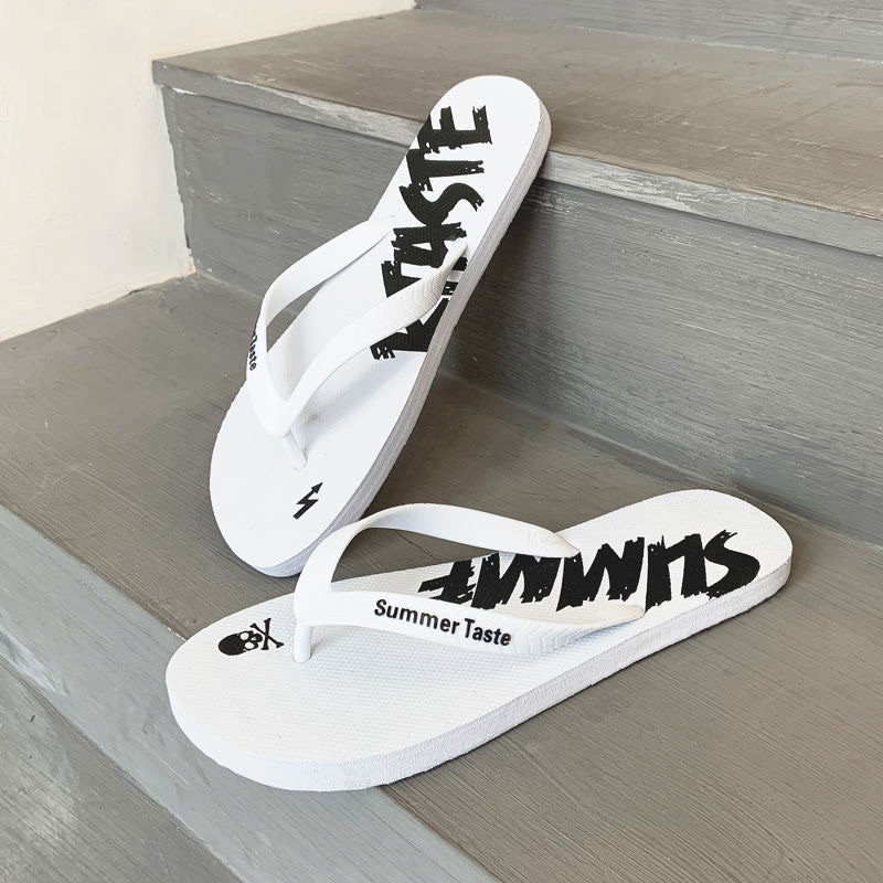 Sumer sandals with simple, sharp patterns create a special highlight ...