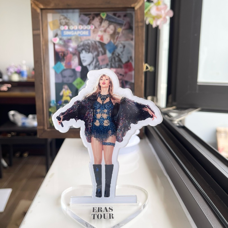 Taylor Swift 2 statue - Thuy Loan statue - Standee Taylor Swift ...
