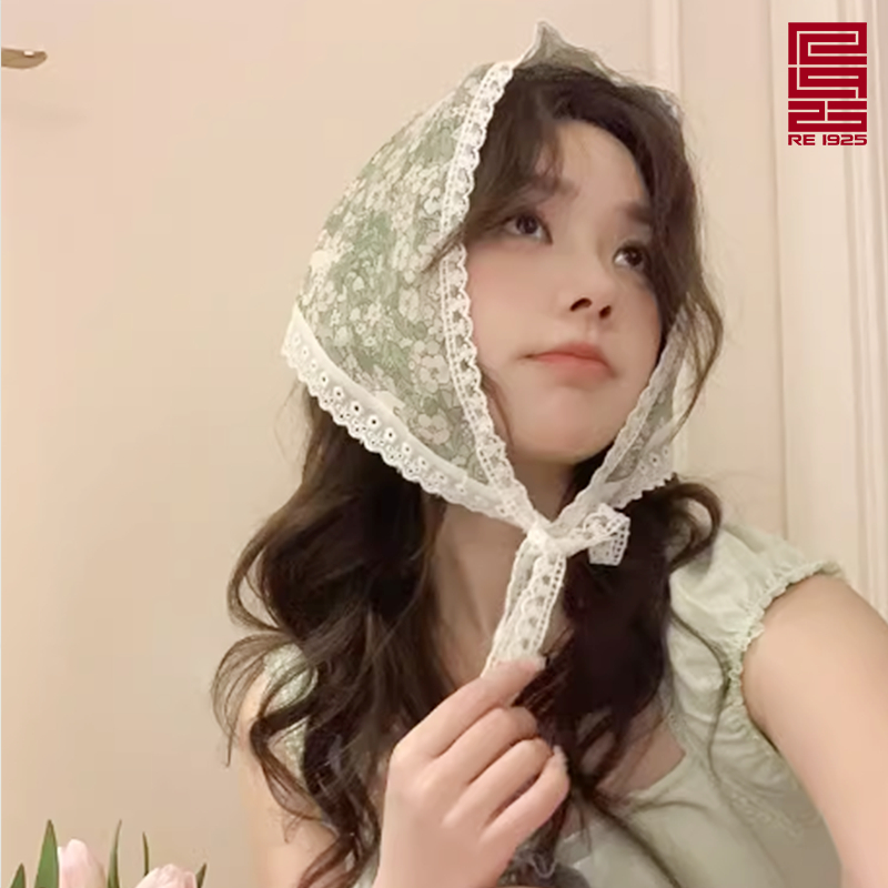 Triangle turban with lace in gentle floral style - summer vibe beach ...