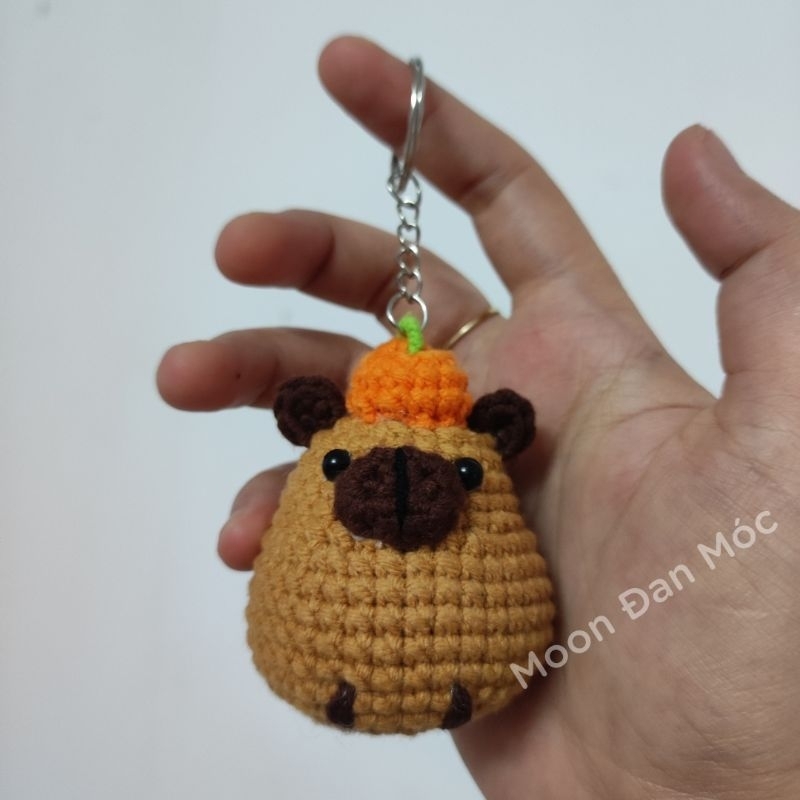 Capybara Keychains Have Oranges On Top, cute Capybara Key Chains, charm ...