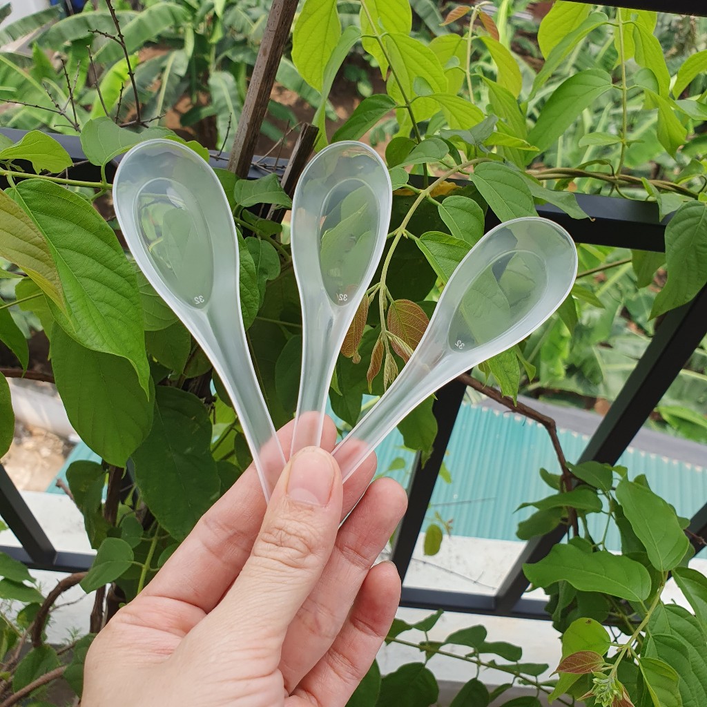 1 PACK OF 100 PACKAGES OF HIEP THANH STICKY SPOON - Disposable plastic ...