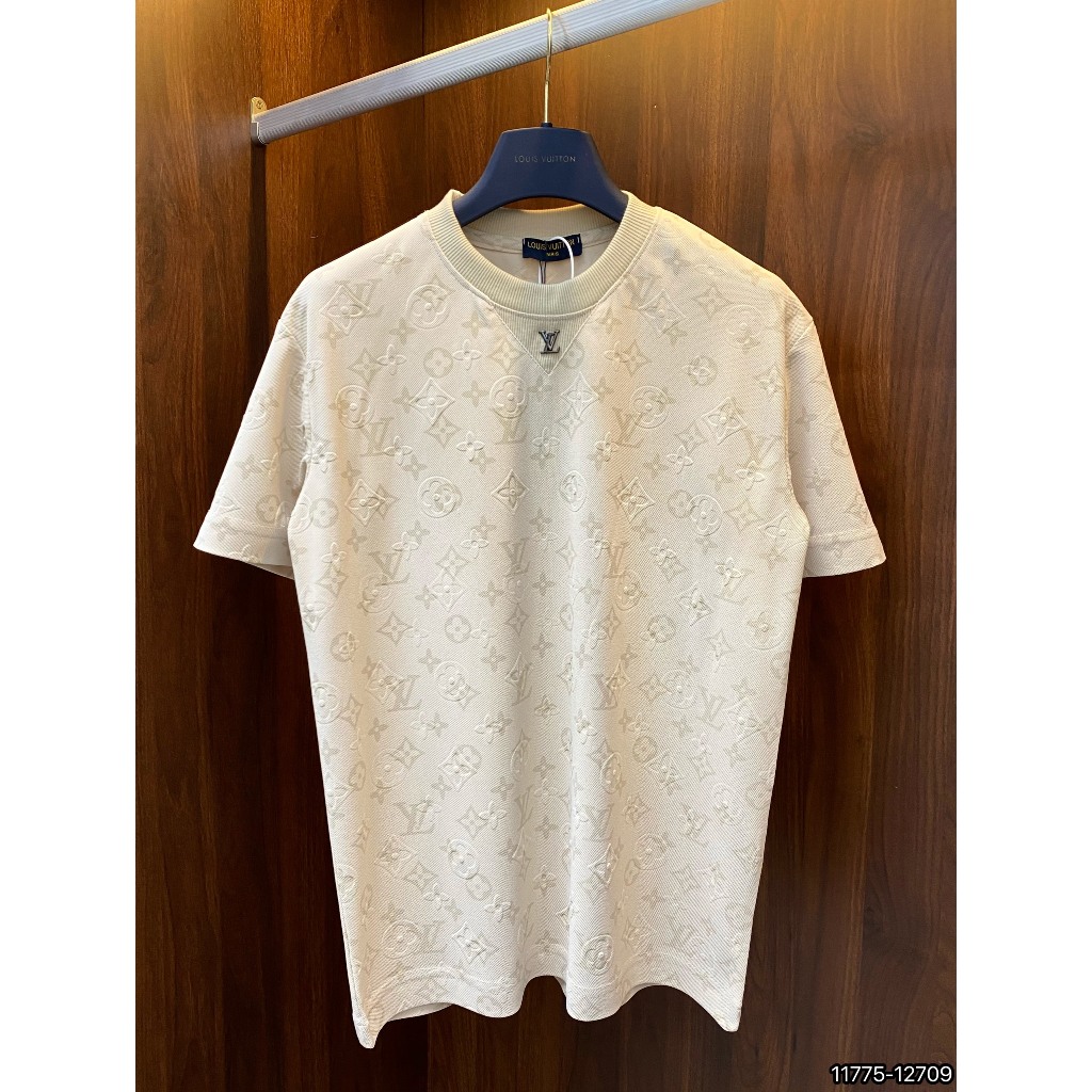 High quality LV men's T-shirt with pattern and embossed logo, extremely ...