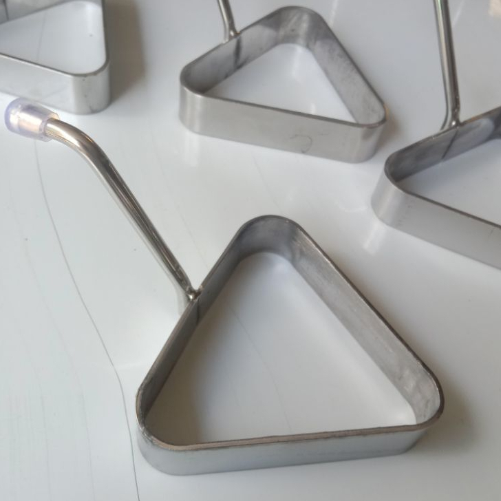 Triangular cake mold. 9x9x9 cm. 2mm thick, 2cm high plate. lap handle ...