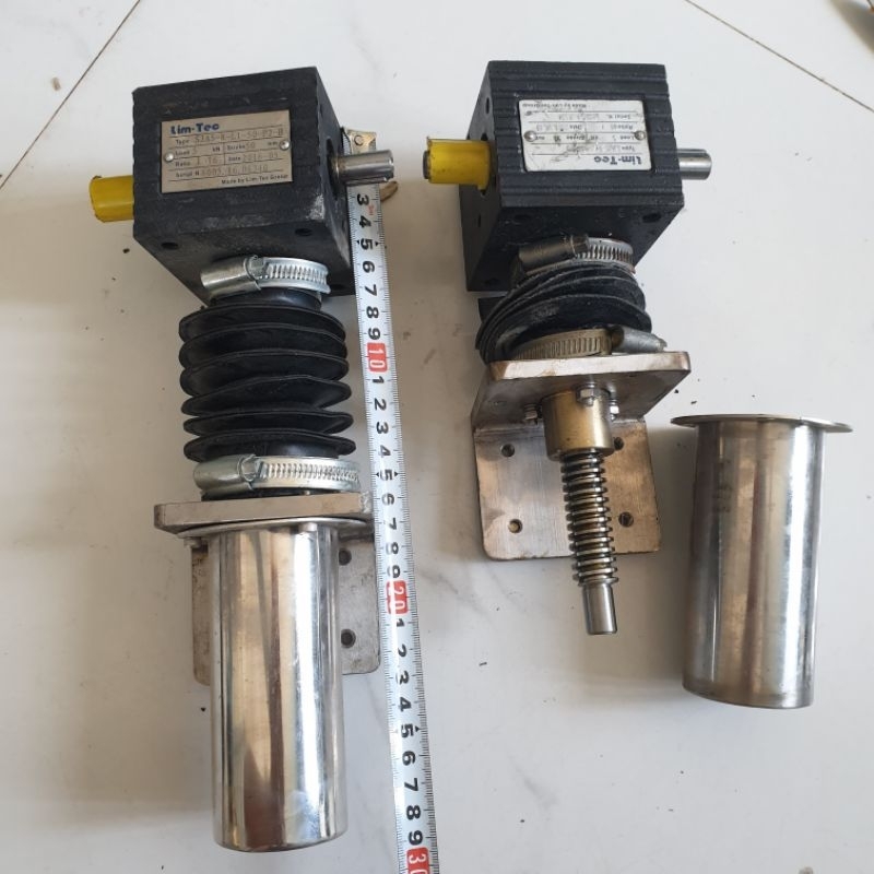 Set Of Perpendicular Gearboxes To Lift And Lower Mechanic Screws 18 ...
