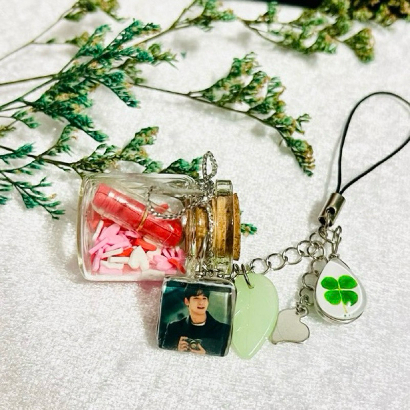 Qot Lucky Four Leaf Clover Photo Keychain Queen of tears (Queen of ...