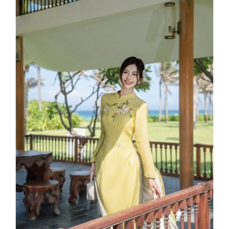 Kim Thu's modern 4-panel crep silk ao dai, gently embroidered, lovely, beautiful fashion 2024 ...