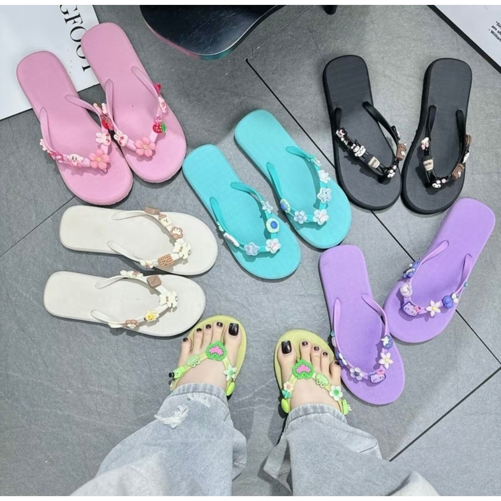 (Q1) Beach flip flops randomly attached with 14 super cute 3D Charms ...