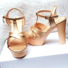 Women's shoes with 12-inch wedge heels. Foot-hugging design, flat iron ...