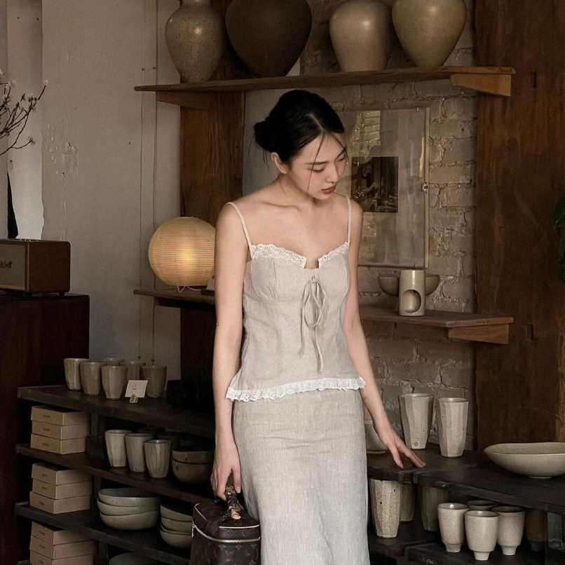 2-strap off-the-shoulder, body-hugging shirt, ladylike style, high ...