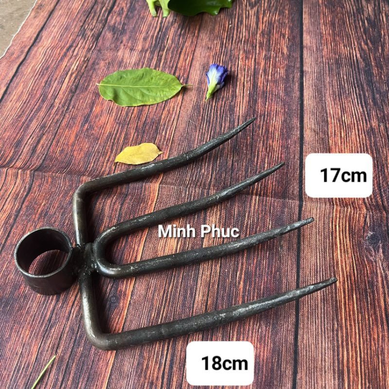 4-tooth rake, soil rake, grass rake, steel poop rake | Shopee Malaysia