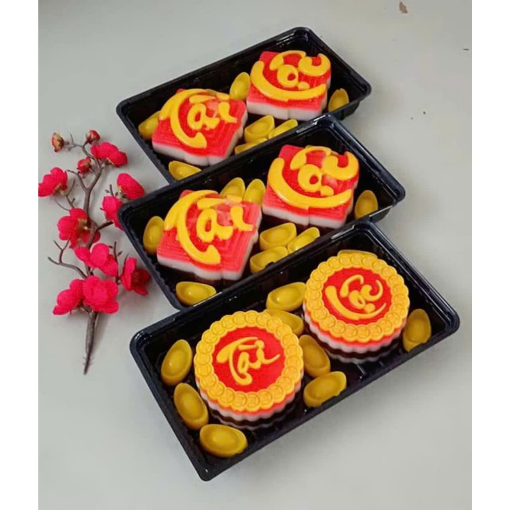 Blister of 4 plastic molds used to receive sticky rice and pour mid ...