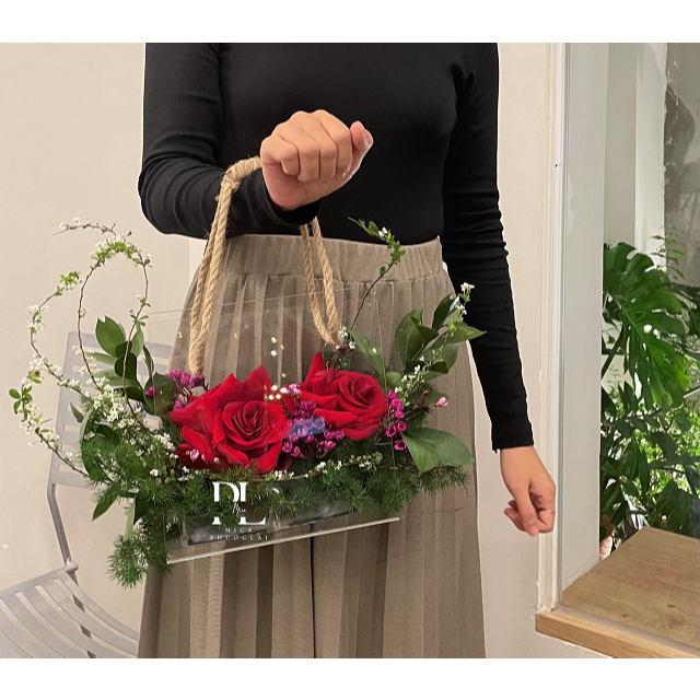 Transparent mica flower arrangement basket (rope handle model) | Shopee ...