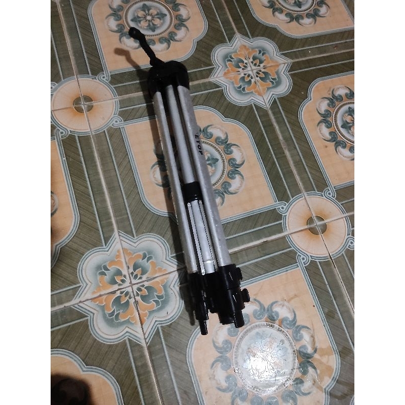 Etop camera and livestream Tripod is very sturdy (missing stand as ...