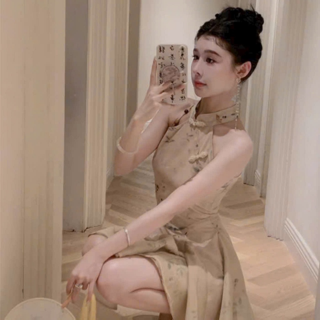 Super pretty mini dress with train neck and floral patterns, helping ...