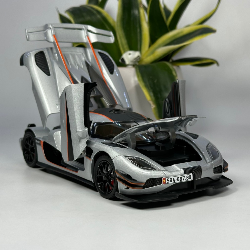 Metal 1:24 scale Koenigsegg One1 supercar model with lights, engine ...
