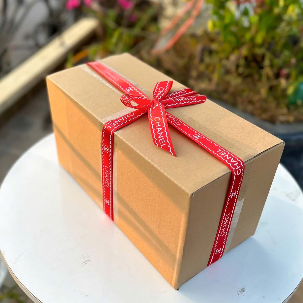 Cardboard gift wrapping box - Decorative gift wrapping box with brown ...