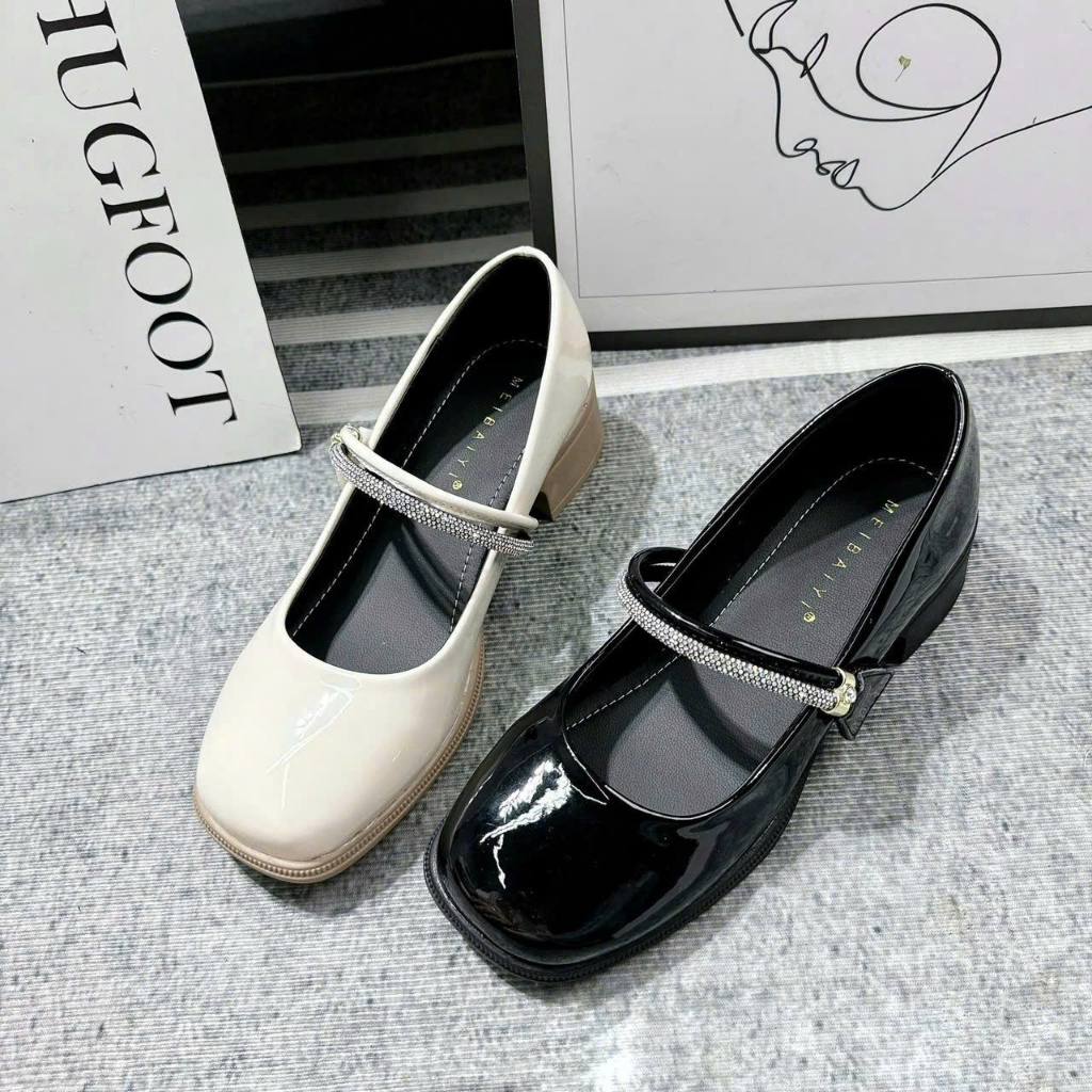 High heels in patent leather with thin straps and low heel buttons - 3P ...