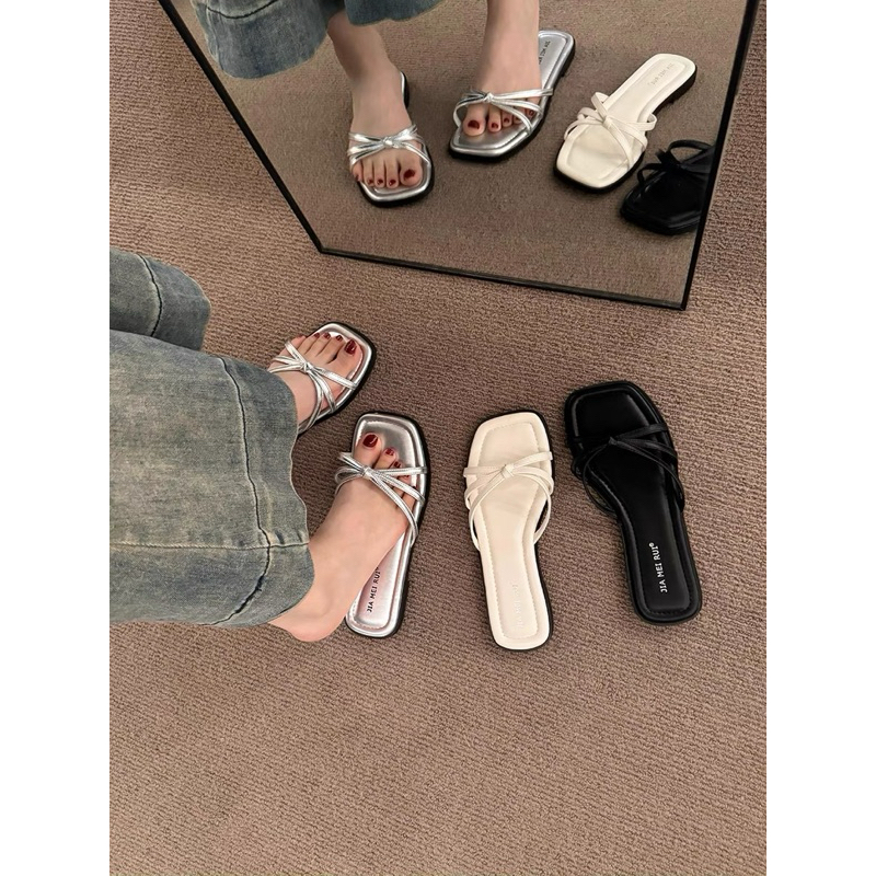 Square-toed flat sandals with straps, impressive and attractive accents ...
