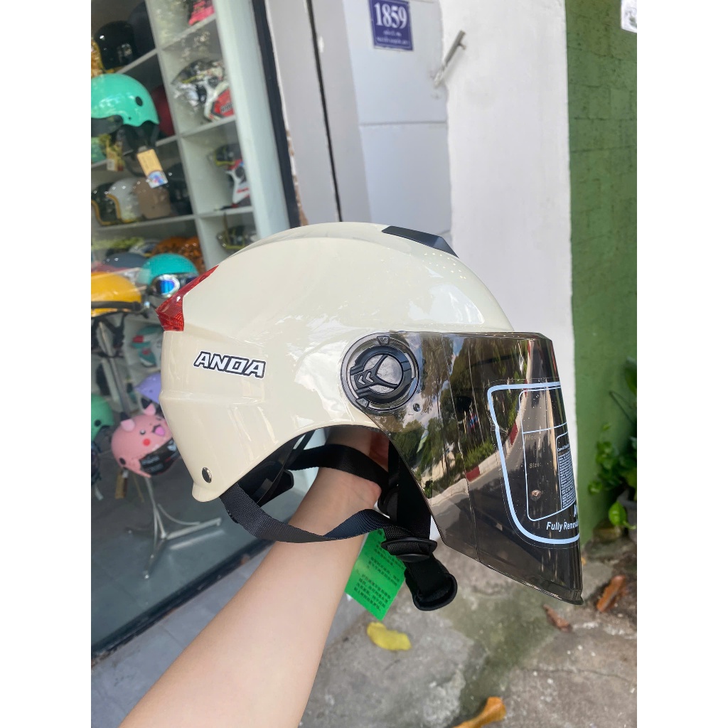 Anda half-head helmet in milky color with long glass covering the chin ...