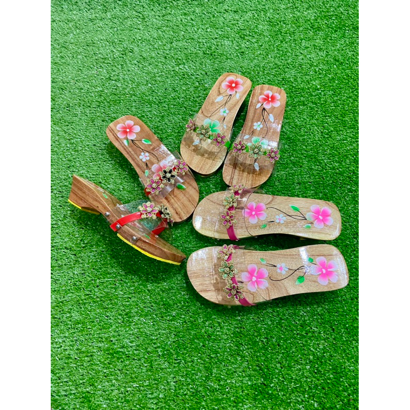 Wooden clogs with 4-inch high heels for children from 6 to 9 years old ...