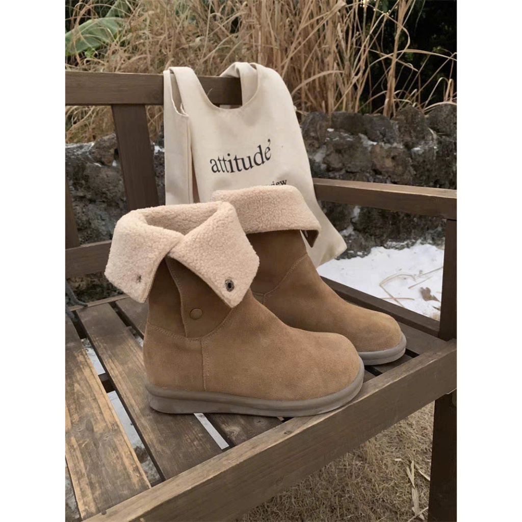 High-quality suede women's boots with buttons in 2 Daisy styles ...